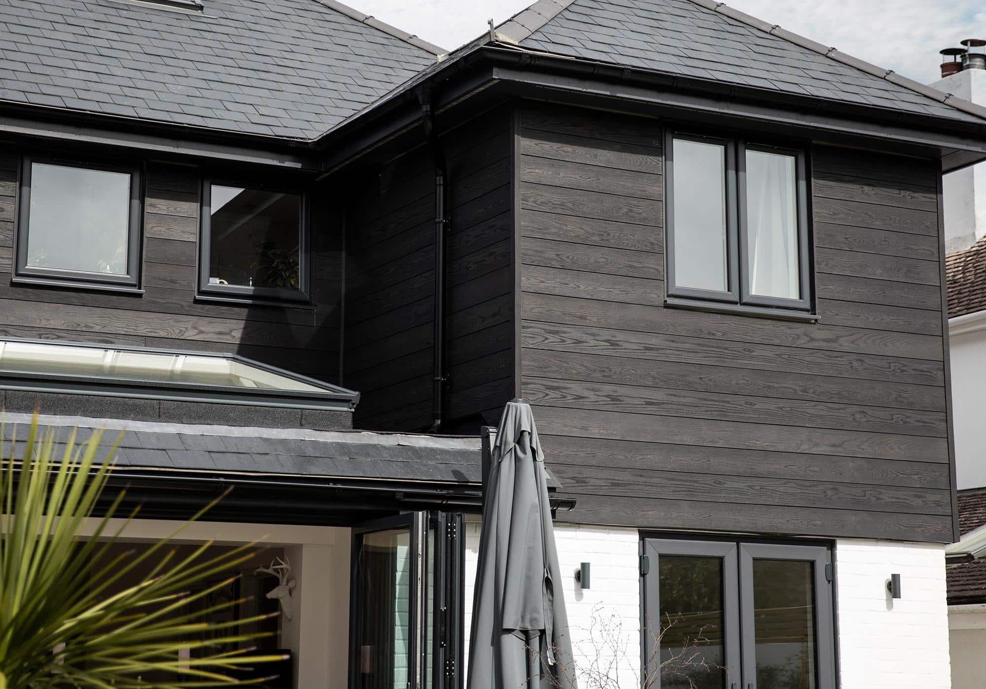 15+ Black House Siding Ideas to Add a Touch of Elegance - Onelmon