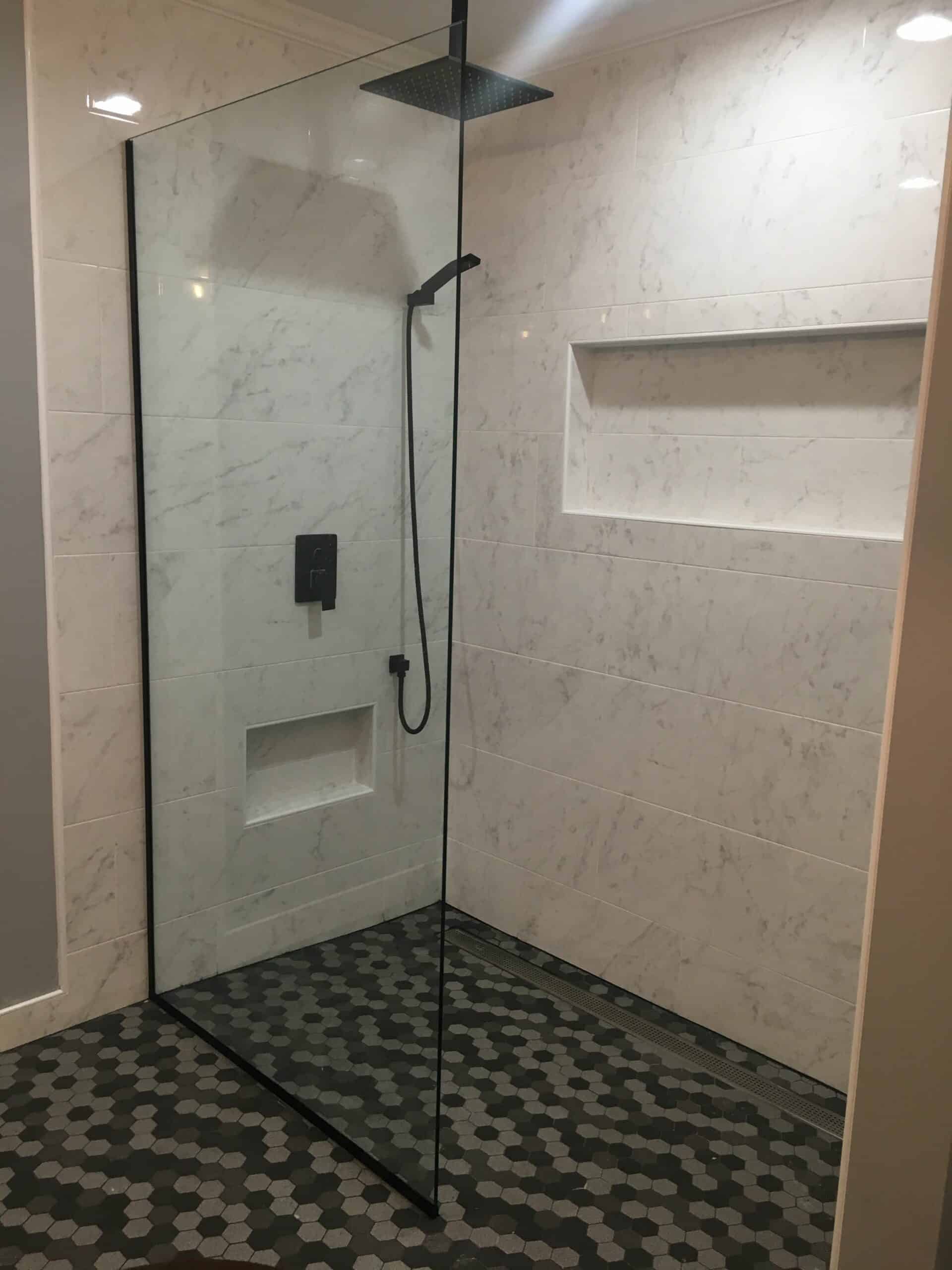 18 Timeless Doorless Showers to Enhance Your Bathing Experience - Onelmon